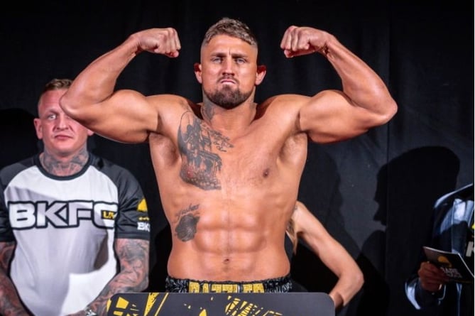 Bordon barenuckle champion Darren Hendry beaten by Anthony Holmes in ...