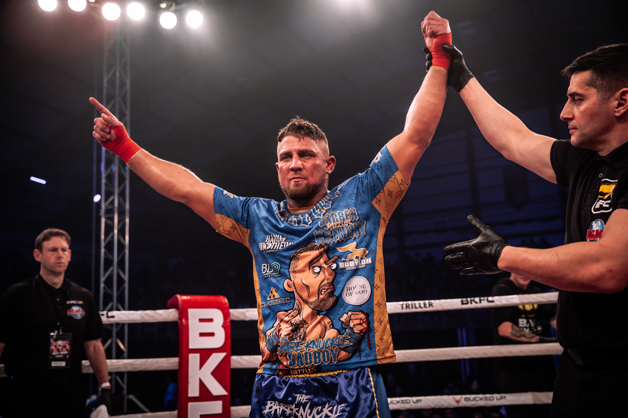 Bordon bareknuckle fighter Darren Hendry seals emotional win against Luke Atkin ...