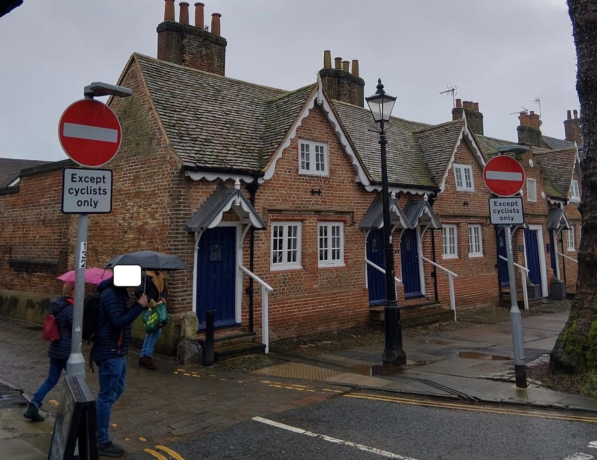 Surrey Police fine drivers for flouting Park Row signs to avoid ...